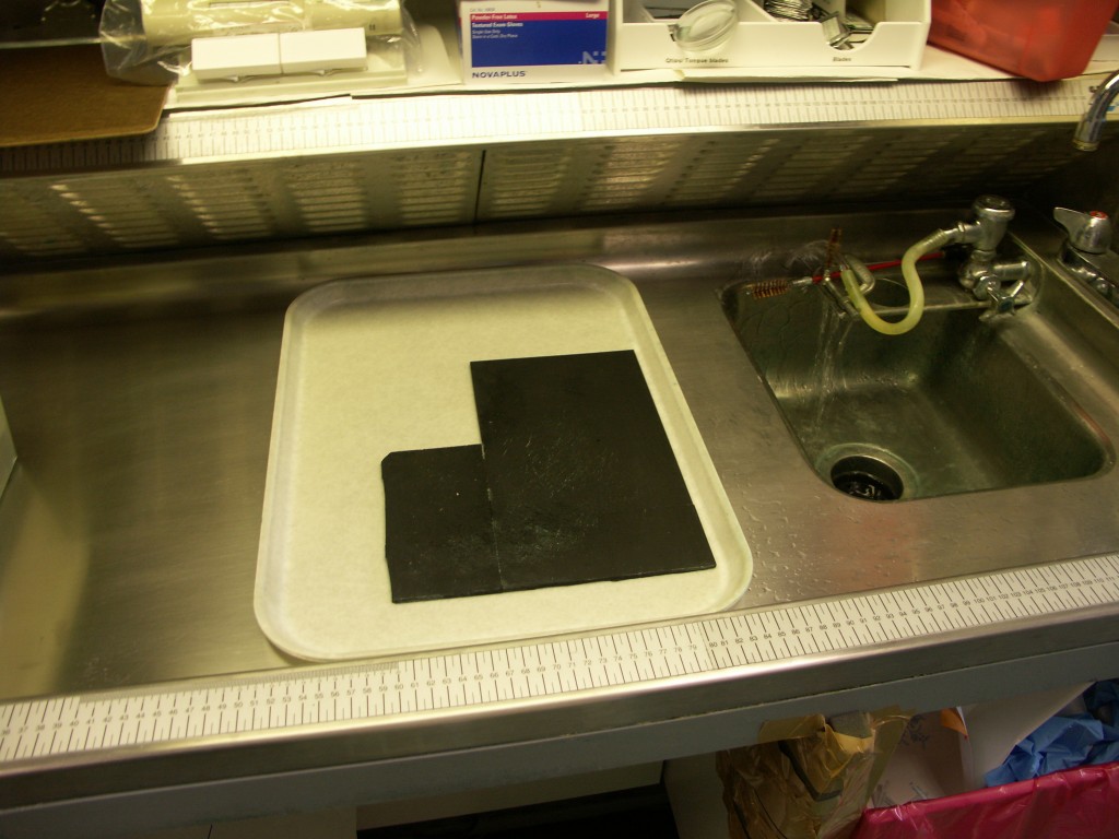 Specimen immobilization during grossing in surgical pathology